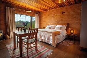 Chalé exclusivo, banheira de imersão | Frigobar, escrivaninha, Wi-Fi de cortesia, roupa de cama