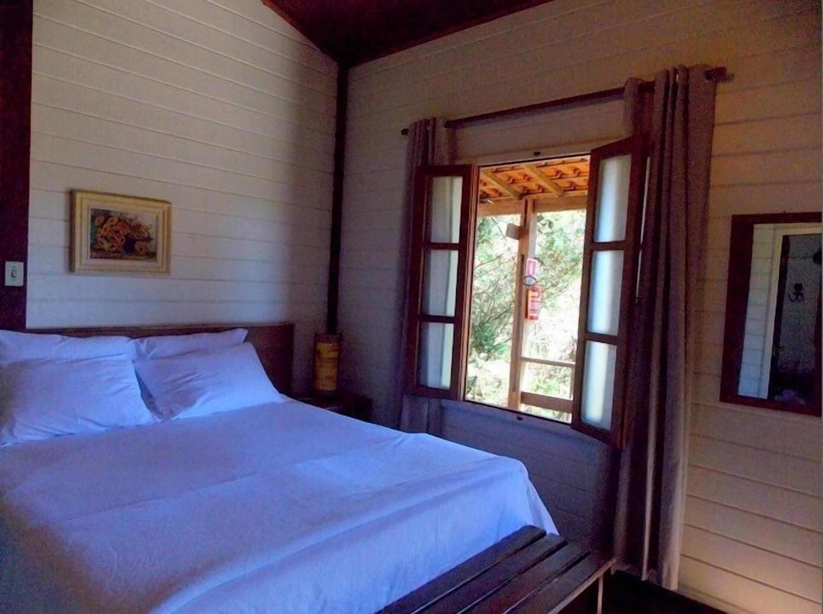 Minibar, secretária, Wi-fi grátis, roupa de cama fornecida 