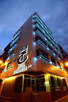 Fachada do alojamento (tarde/noite)