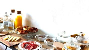 Um buffet de café da manhã com diversos alimentos e acompanhamentos.