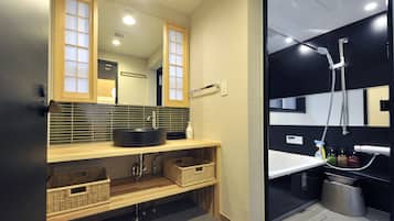 Duplex ( A ) | Banheiro | Banheira e chuveiro separados, produtos de toalete grátis