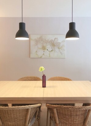 Um frigorífico/congelador grande, um micro-ondas, uma placa de cozinha 