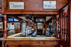 2 bares/lounges, este bar com transmissão de jogos em direto