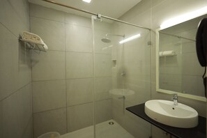 Quarto Superior, 1 cama de casal, Vista para a cidade | Casa de banho | Artigos de higiene pessoal grátis, um secador de cabelo, chinelos 