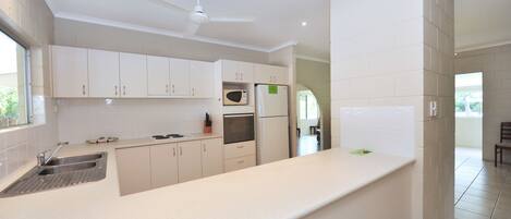 Casa, 3 quartos | Cozinha privada | Um frigorífico/congelador grande, um micro-ondas, um forno