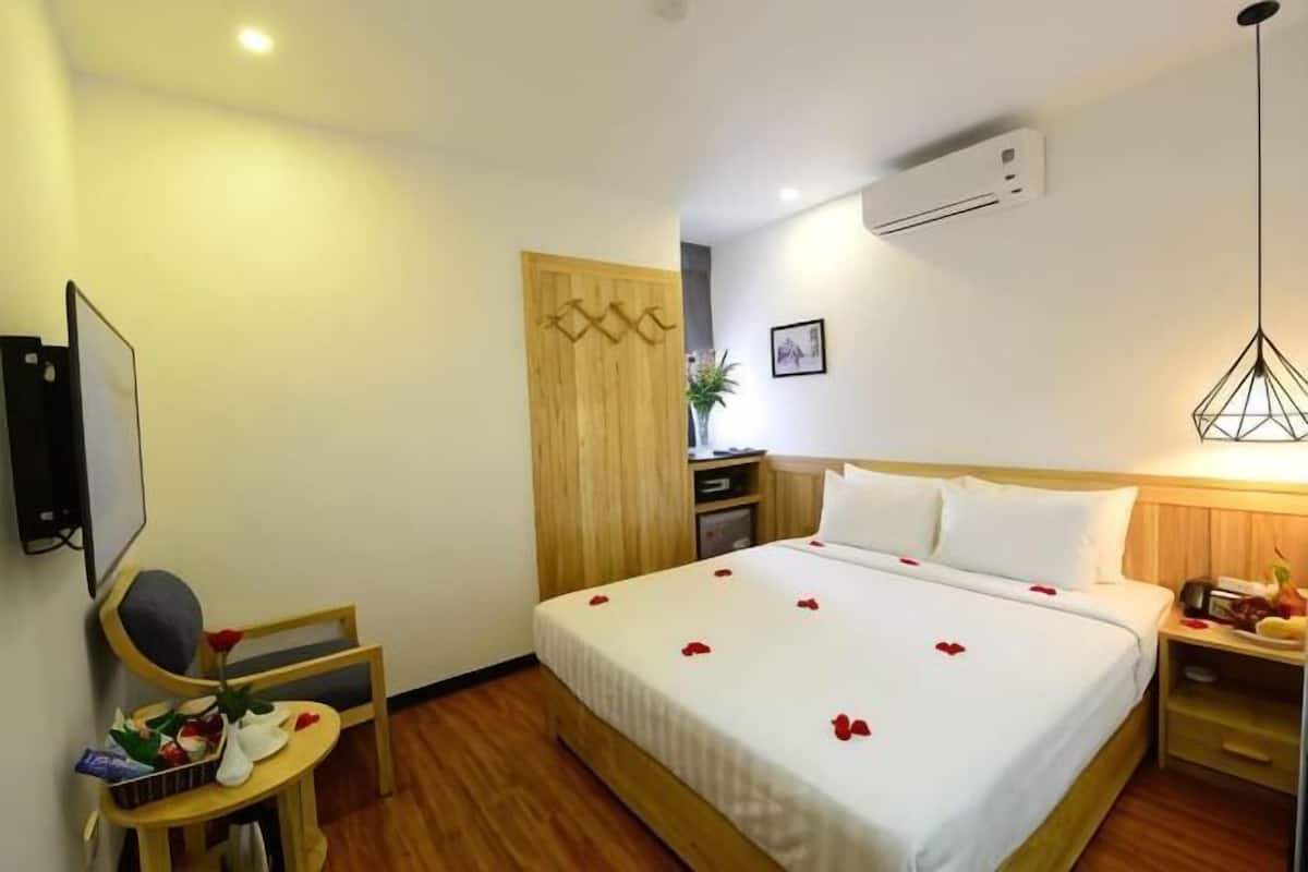 Minibar, cofre no quarto, secretária, quartos insonorizados
