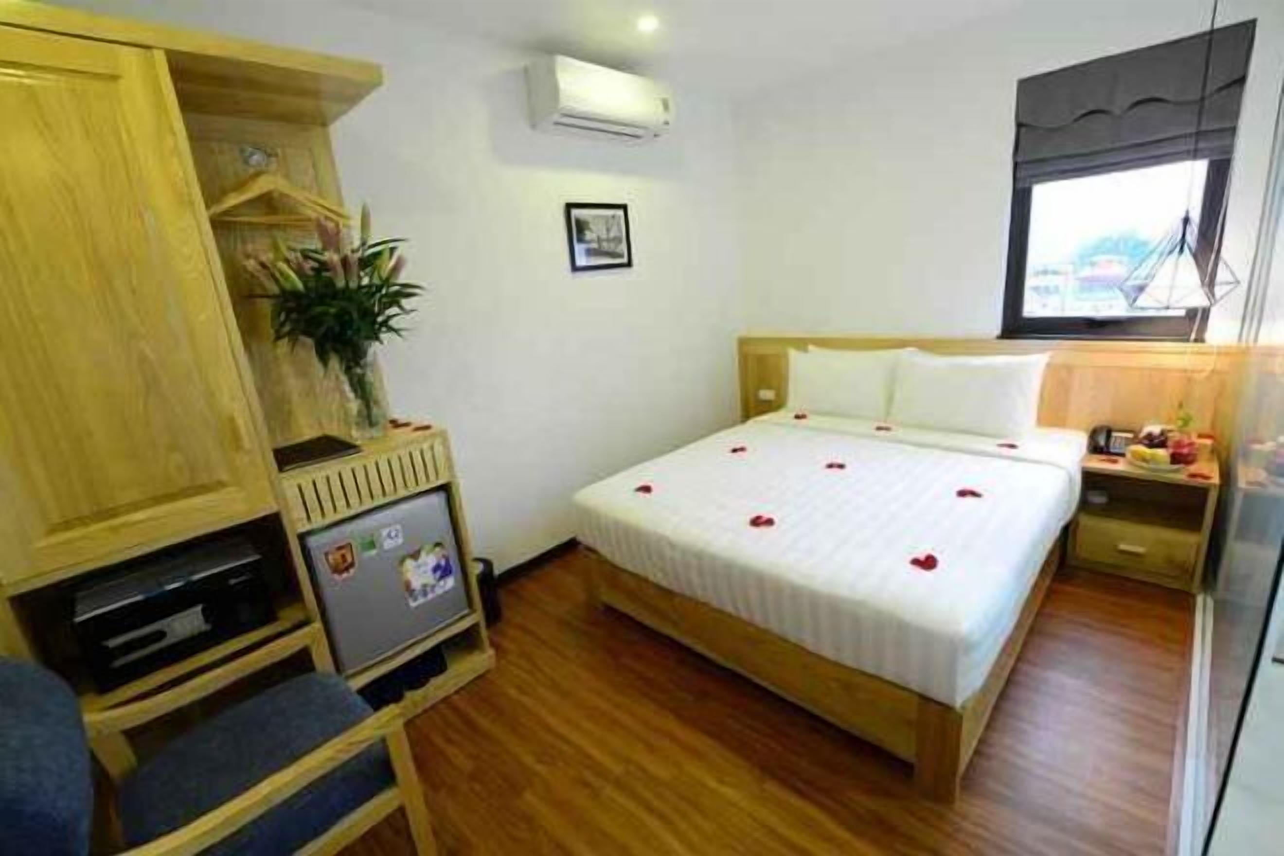 Frigobar, cofres nos quartos, escrivaninha, quartos à prova de som