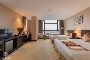 Quarto triplo luxo | Frigobar, cofres nos quartos, escrivaninha, cortinas blackout