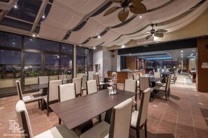 2 restaurantes: opção de café da manhã, almoço e jantar