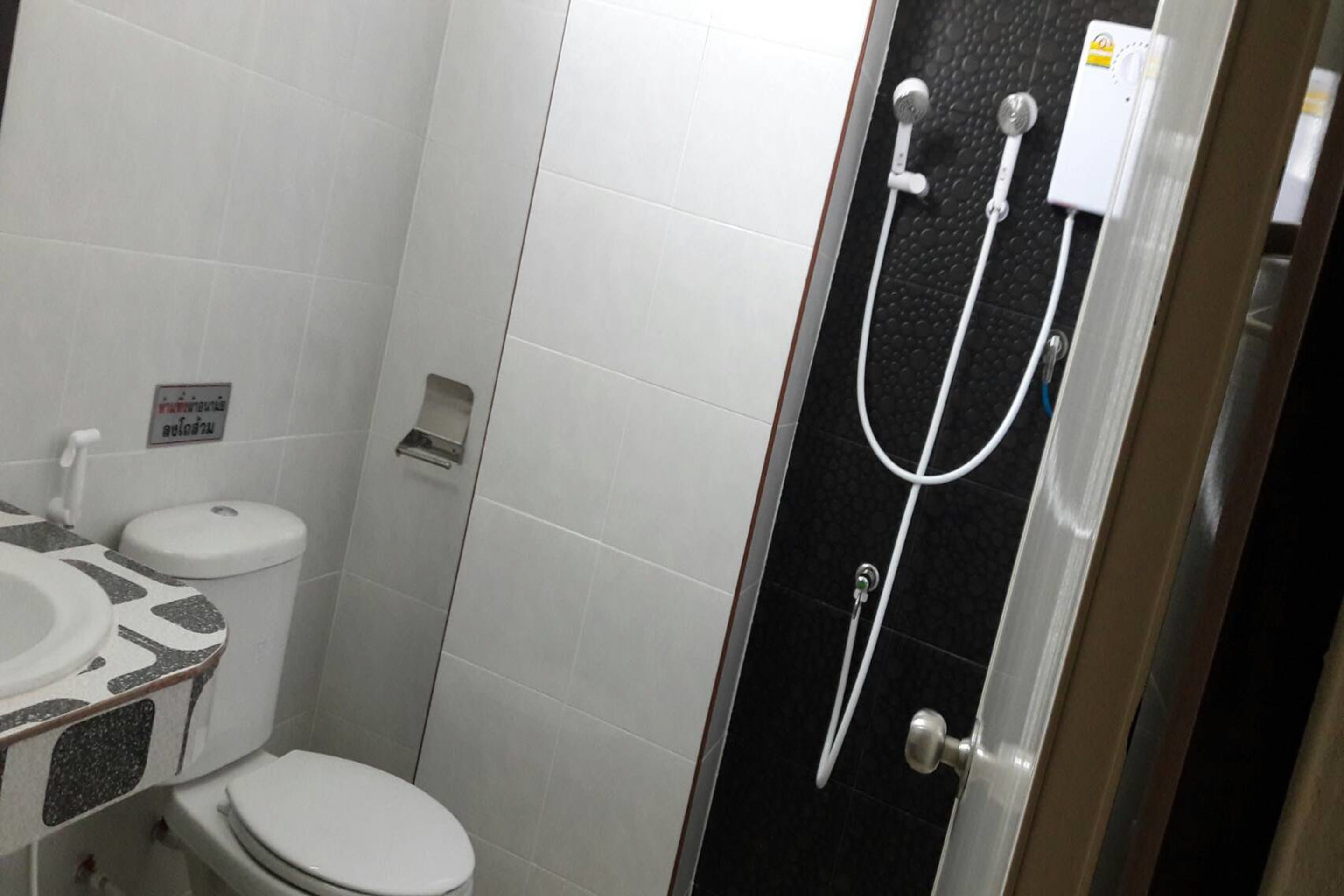 Quarto Duplo Superior | Casa de banho | Um polibã, artigos de higiene pessoal grátis, toalhas fornecidas 