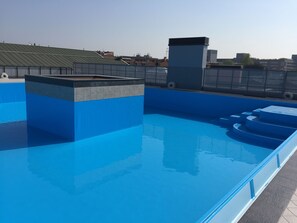 Piscina externa sazonal, funciona das 10h às 20h, espreguiçadeiras