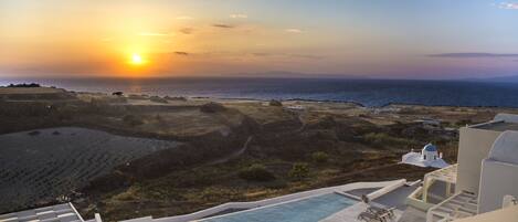 Piscina externa, guarda-sóis, espreguiçadeiras