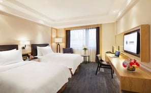 Quarto duplo empresarial | Frigobar, cofres nos quartos, escrivaninha, cortinas blackout