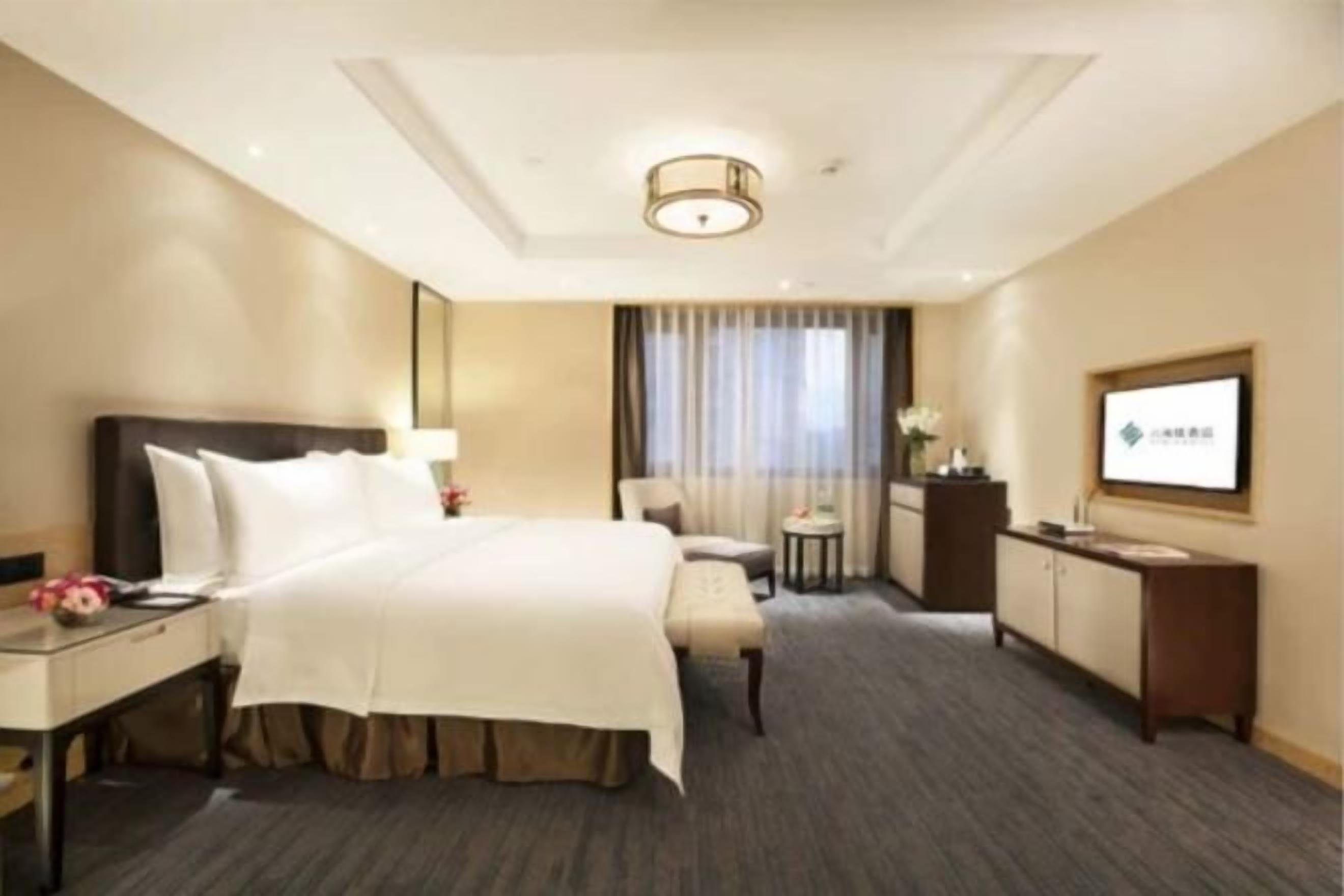 Frigobar, cofres nos quartos, escrivaninha, cortinas blackout