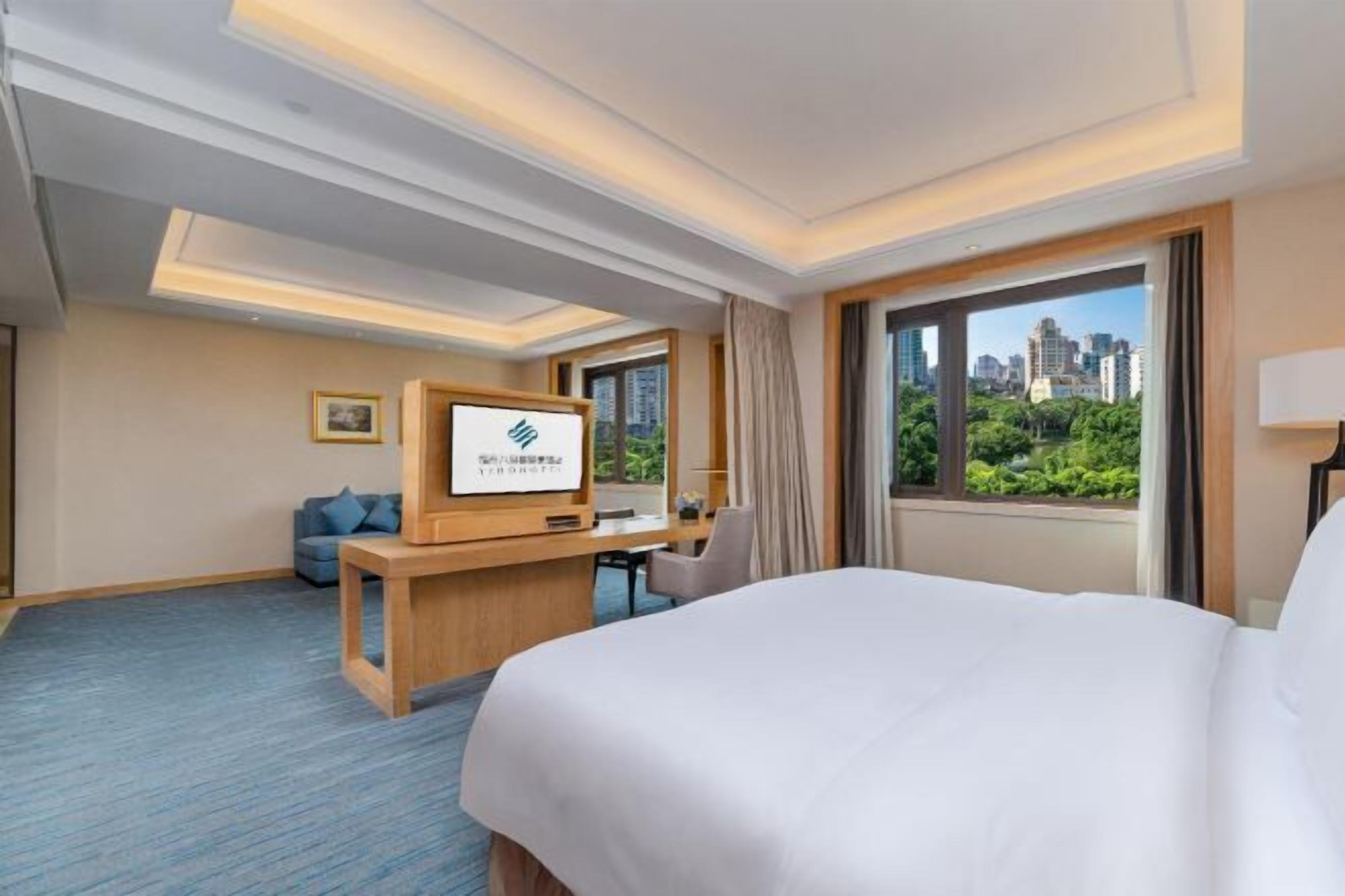 Frigobar, cofres nos quartos, escrivaninha, cortinas blackout