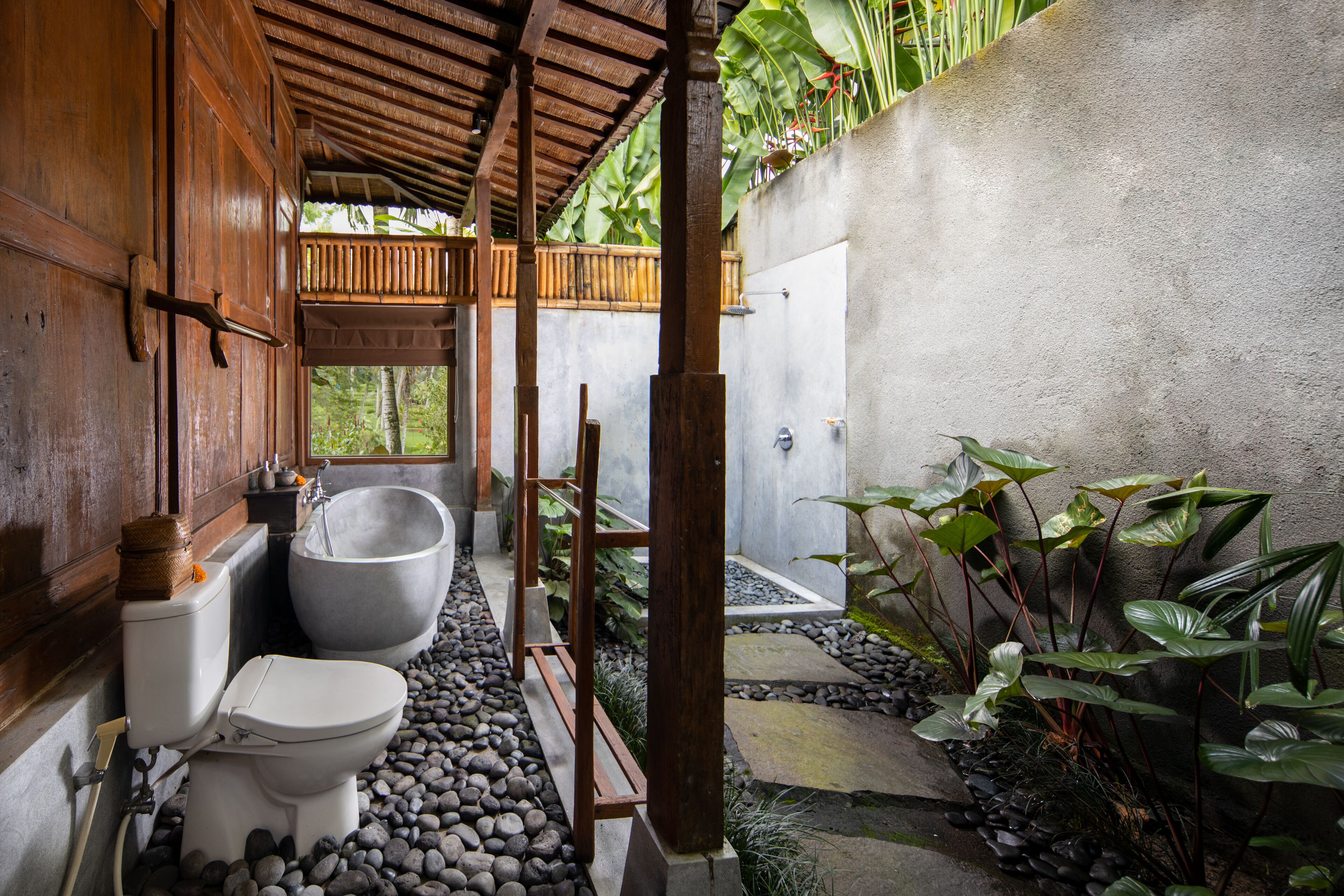 Casa de banho com exterior em madeira, uma banheira grande e sanita.