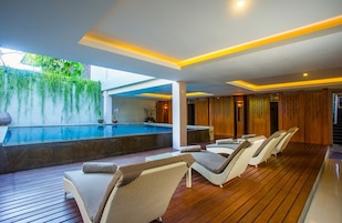 Piscina externa, funciona das 9h às 19h, espreguiçadeiras