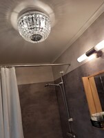 Quarto Duplo Premium, 1 quarto | Casa de banho | Um polibã, toalhas fornecidas, sabão, papel higiénico 