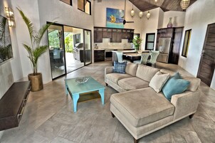 Villa, 2 quartos, piscina privativa, vista para o oceano | Kitchenette privada | Um frigorífico/congelador grande, um micro-ondas, uma placa de cozinha 