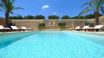 Piscina externa, espreguiçadeiras
