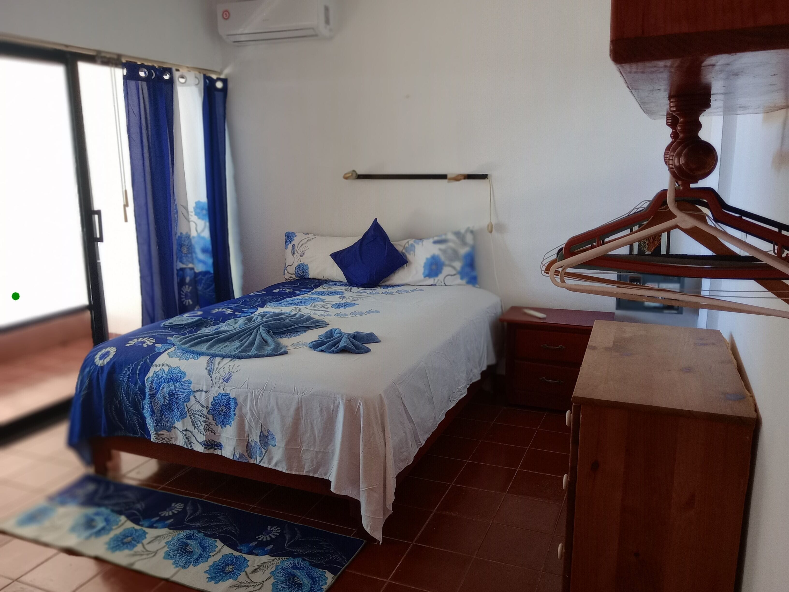 Ocean View Room w/AC #23 | Cofre no quarto, secretária 