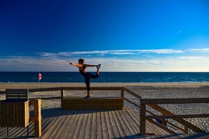 Perto da praia, praia de areia branca, toalhas de praia 