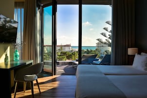 Suite Deluxe, vista para o mar | Roupa hipoalergénica, minibar, cofre no quarto, secretária