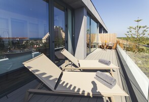 Suite Deluxe, vista para o mar | Roupa hipoalergénica, minibar, cofre no quarto, secretária 