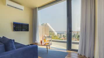 Suite Deluxe, vista para o mar | 1 quarto, roupa hipoalergénica, minibar, cofre no quarto