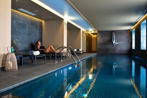 Piscina interna, piscina externa, guarda-sóis, espreguiçadeiras