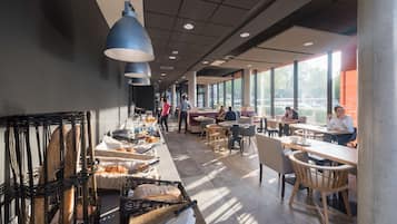 Café da manhã com buffet todos os dias (EUR 13.90 por pessoa)