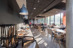 Pequeno-almoço tipo buffet diário mediante uma taxa