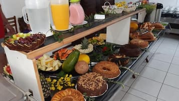 Almoços e jantares servidos, incluindo cozinha brasileira