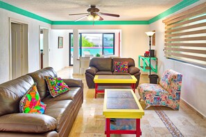 Suite Standard, 3 quartos, banheira | Sala de estar | TV de ecrã plano