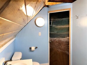 Loft, 2 camas queen-size | Casa de banho | Um polibã, artigos de higiene ecológicos, um secador de cabelo 