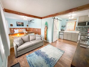 Suite-Estúdio Deluxe, 1 quarto | Edredões de penas, com decoração personalizada 