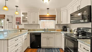 Casa de Luxo, 2 quartos | Cozinha privada | Um frigorífico, um micro-ondas, uma cafeteira/bule