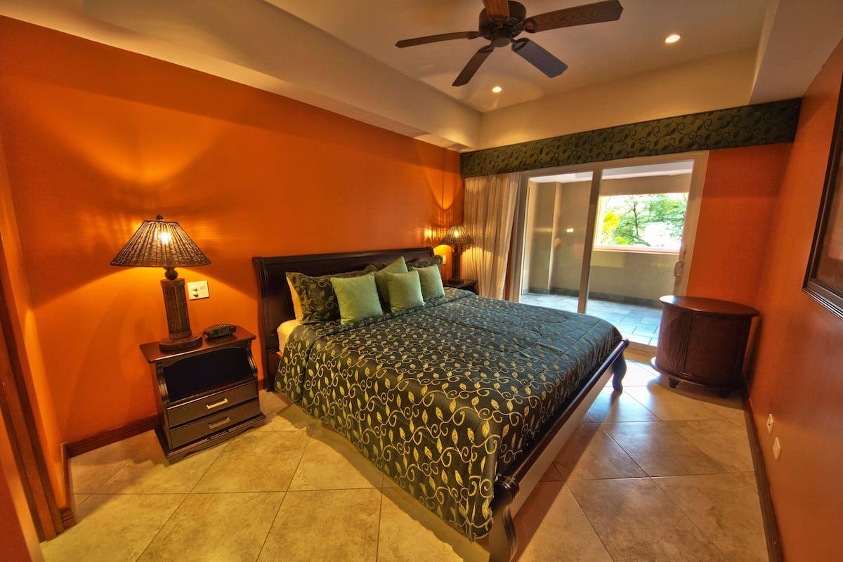 Apartamento Deluxe, 3 quartos, vista para o resort, em frente à praia | 3 quartos, cofre no quarto, com decoração personalizada