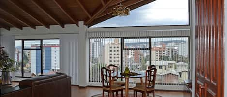 Loft exclusivo, 4 quartos, vista para a cidade | Área de estar | TV de tela plana