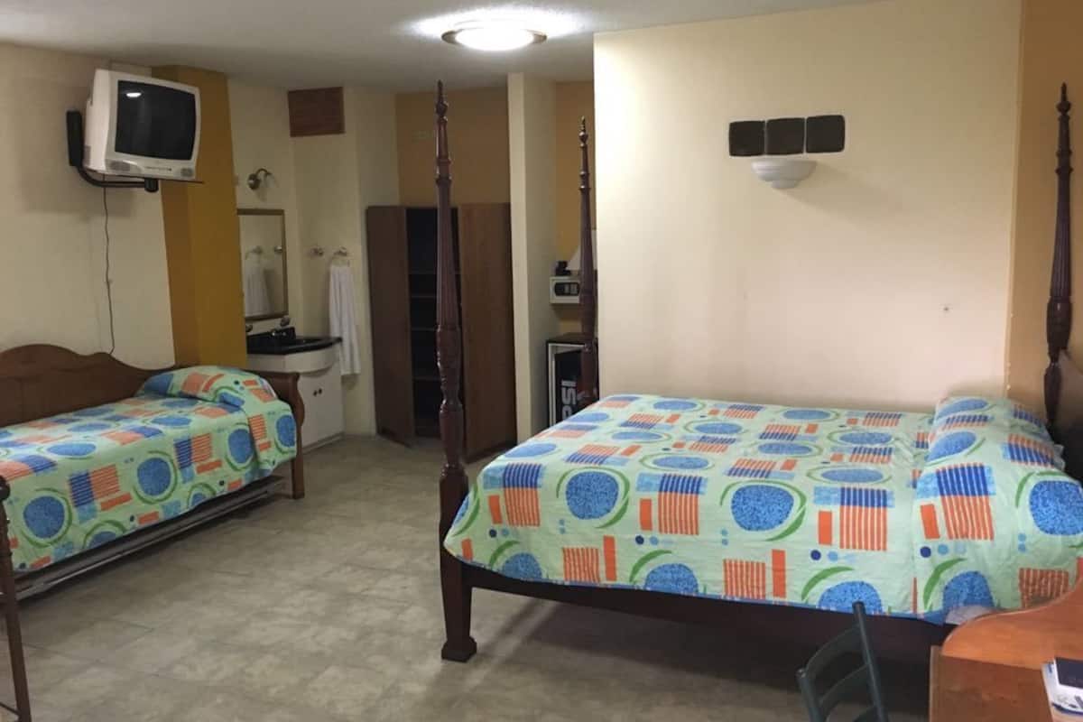 Quarto Duplo Deluxe, várias camas | Cofre no quarto, secretária, Wi-fi grátis, roupa de cama fornecida