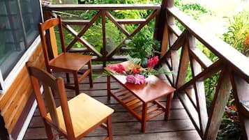 Bungalow Básico, varanda, vista para o oceano | Terraço/pátio interior
