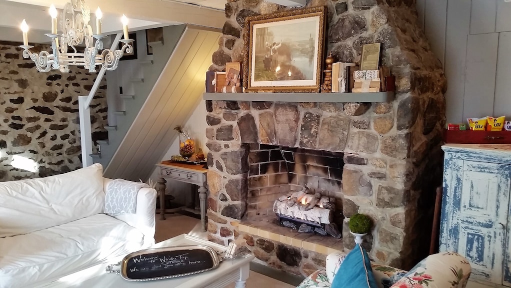 A Country Country Getaway ~ 1930s Stone Cottage En Connecticut! - Connecticut