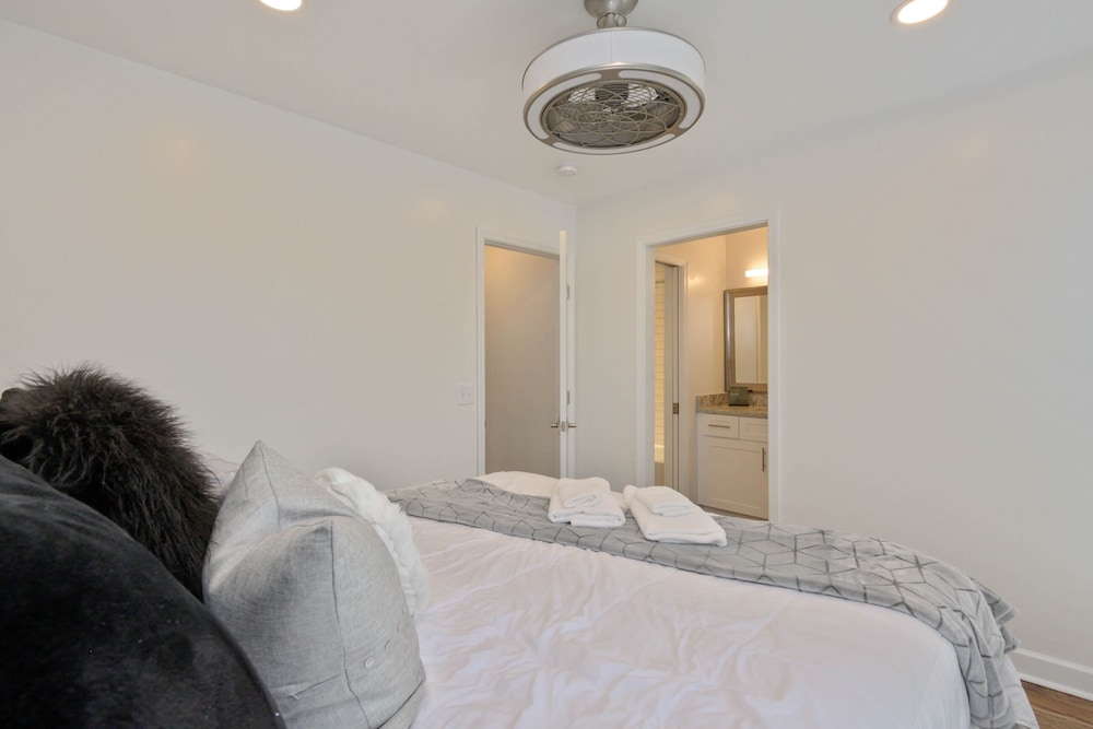 The Bryanthillsboro Village-walk To Vandyfree Parking. 9 Mins To Downtown! - Nashville, TN