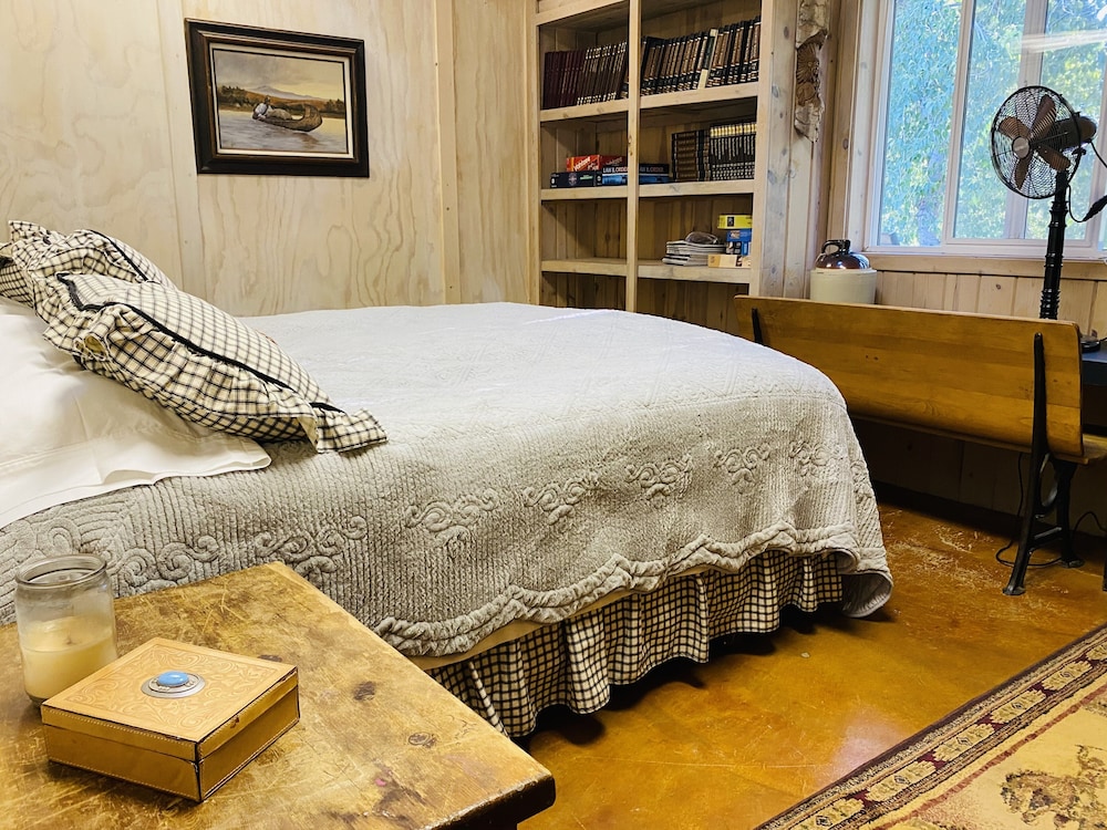 Cowboy Riverfront Retreat, A Studio Style Oasis By The Wallowa River - Joseph, OR