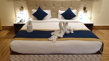 Quarto standard, 1 cama King | Roupas de cama antialérgicas, cofres nos quartos, escrivaninha