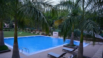 2 piscinas externas, piscina com cascata