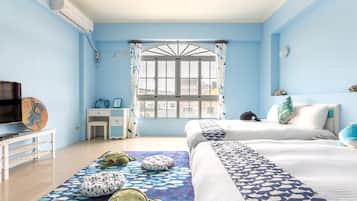 Quarto quádruplo | Individualmente decorados, individualmente mobiliados, escrivaninha