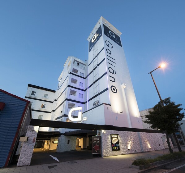 Fachada do alojamento (tarde/noite)