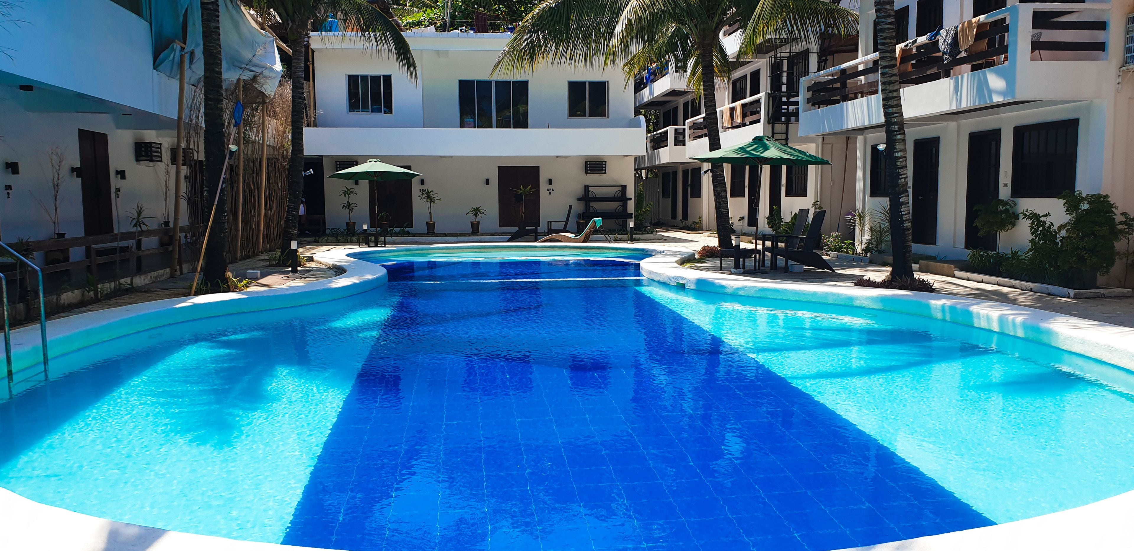 Piscina externa, guarda-sóis, espreguiçadeiras