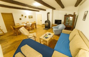 Apartamento Básico, 3 quartos, banheira | Sala | TV de ecrã plano, ténis de mesa 